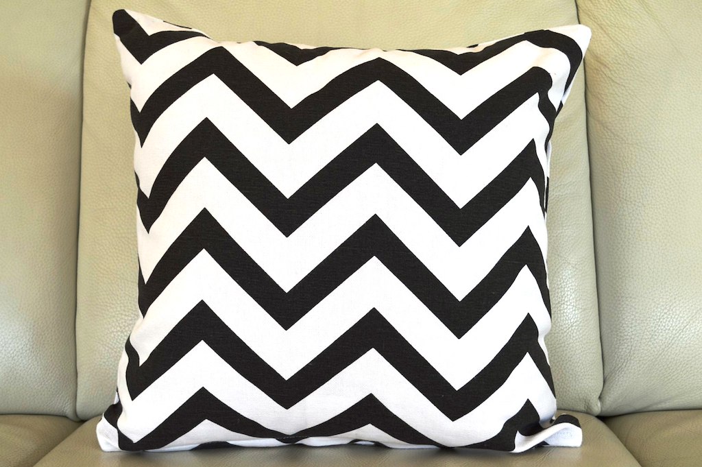 Jastučnica Zig zag black 40×40