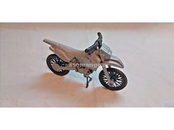 Motor kros plasticni 1:18(12,5 cm.)nov