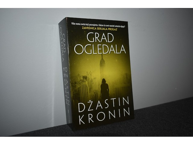 ✦ Grad ogledala - Džastin Kronin ✦