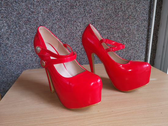 crvene cipele na platformu i visoku stiklu