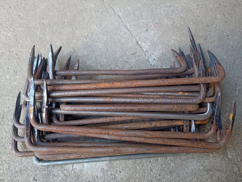 Metalne klanfe za drvene grede i stubove, 10 komada na stanju,od