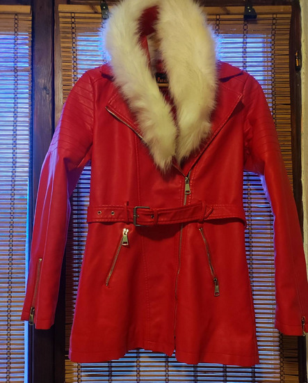 Crvena jakna sa krznom