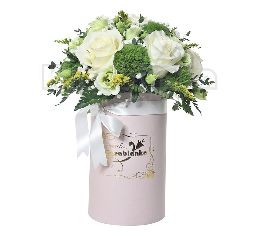 Bele ruže sa dekoracijom u kutiji