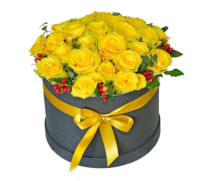 Žute ruže i crveni hiperikum u kutiji