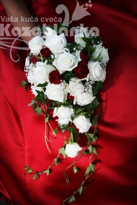 Bidermajer - Avelanš bele i crvene ruže sa zelenilom
