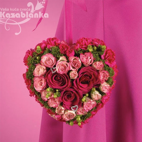 Bidermajer - Srce od ruža, mini ruža i karanfila sa zelenilom