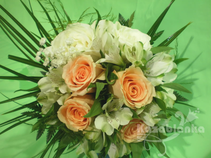 BDM 186. Bidermajer - Bele i kajsija ruže sa alstromerijama i zelenilom