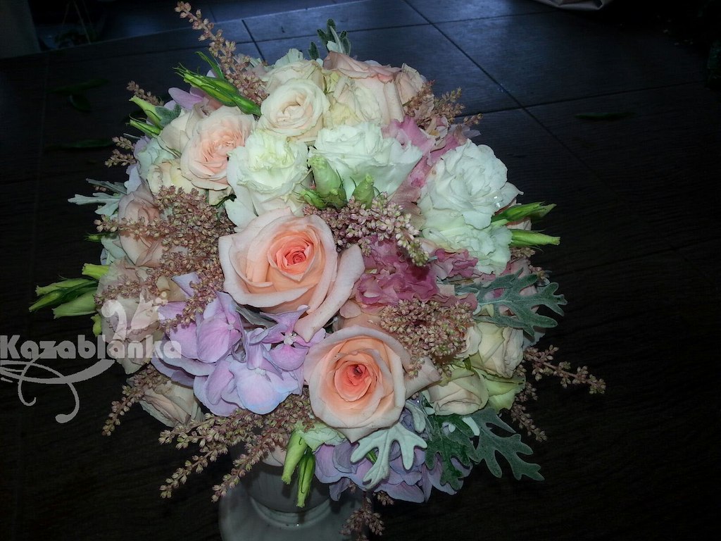 Bidermajer - Hortenzije, ruže, mini ruže i lizijantus