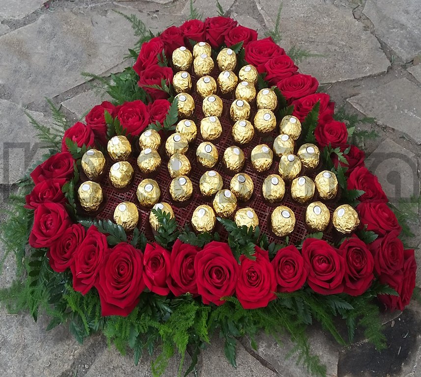 Ruže u obliku srca sa ferrero rocher kuglicama
