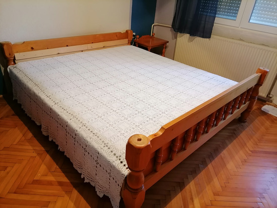 Unikatan ručno heklani prekrivač za bračni krevet