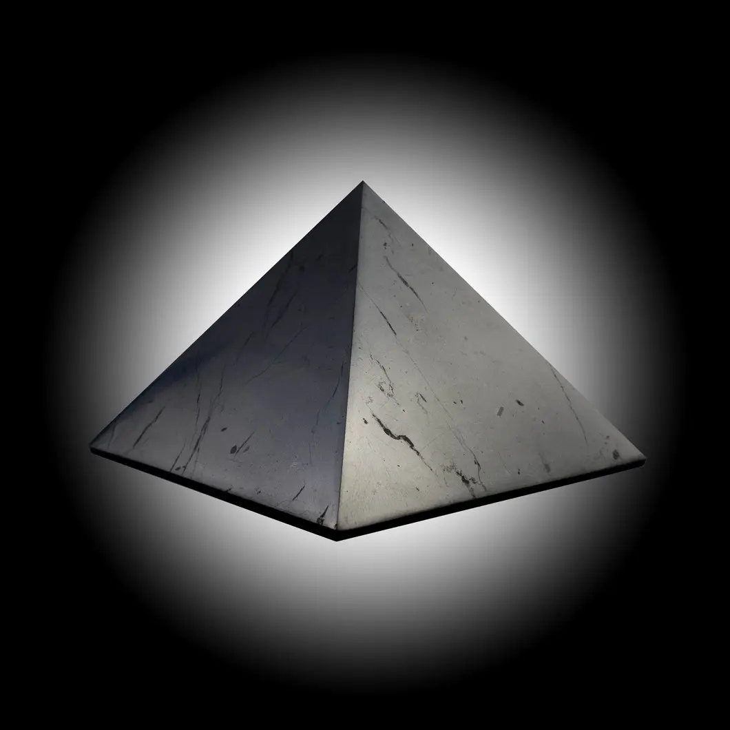 Šungit piramida 12cm #4790P1