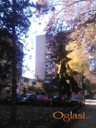 IZDAJEM APARTMAN