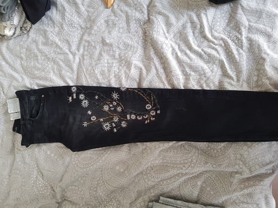 Zara crne pantalone 36