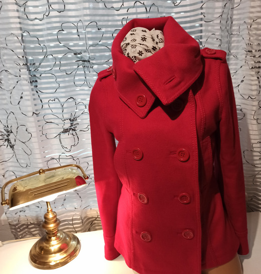 H&M crven vuneni kaput sa velikom kragnom