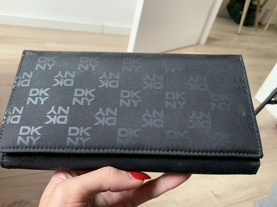 DKNY novcanic