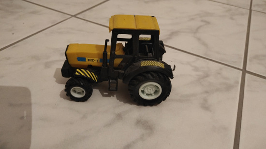 Traktor igračka