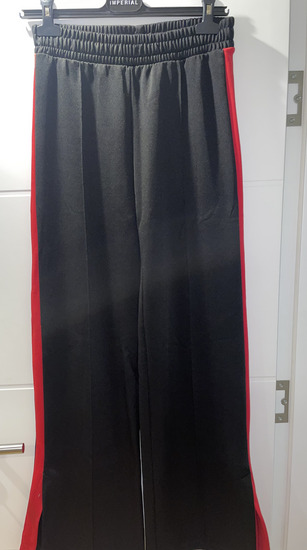 Zara pantalone sa crvenom trakom