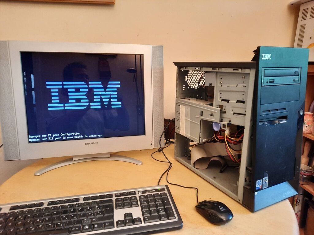 Stari,retro IBM kompjuter,desktop racunar NetVista Nepoznato stanje