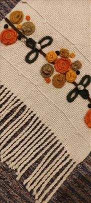 Rucno tkana i vezena vunena ponjavica, tapiserija