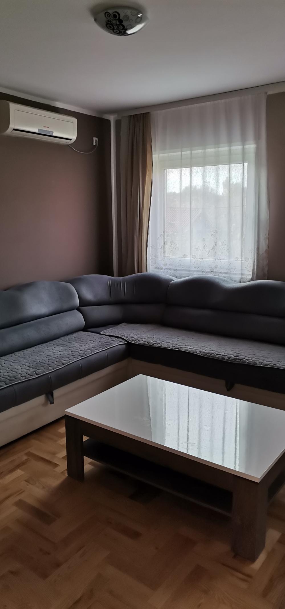 Izdaje se četvoroiposoban stan u Beogradu, Zemun, 800€