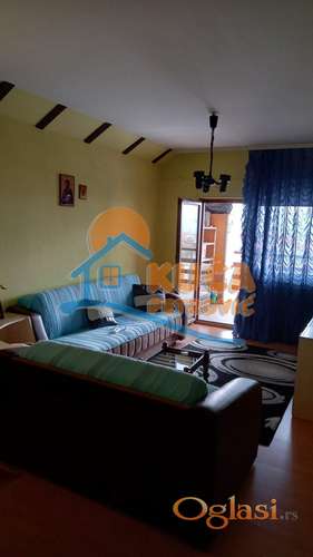 Lep, prostran stan u kući, Pantelej, 80 m2, potkrovlje.