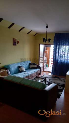 Lep, prostran stan u kući, Pantelej, 80 m2, potkrovlje.
