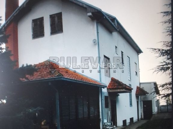 Dvospratna kuća kvalitetne gradnje, 300 m2, 1027 m2 placa,