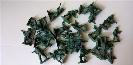 Plasticni vojnici 23 kom. do 2,5 cm.lose izliveni