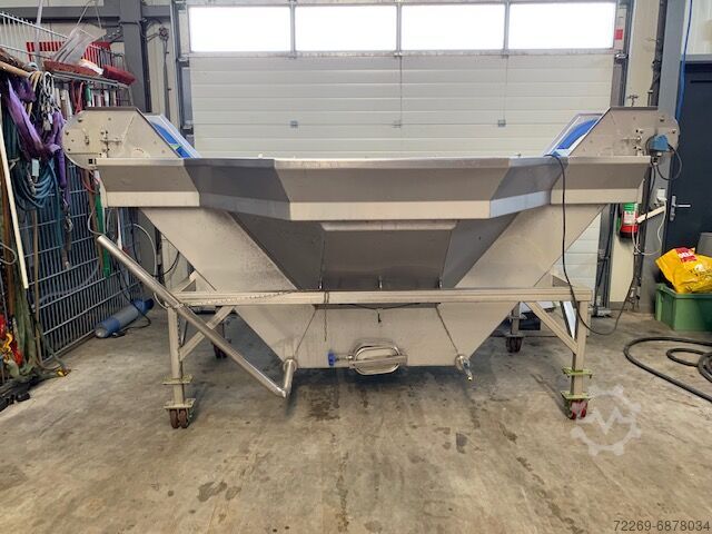 SS cleated conveyor with loading hopper