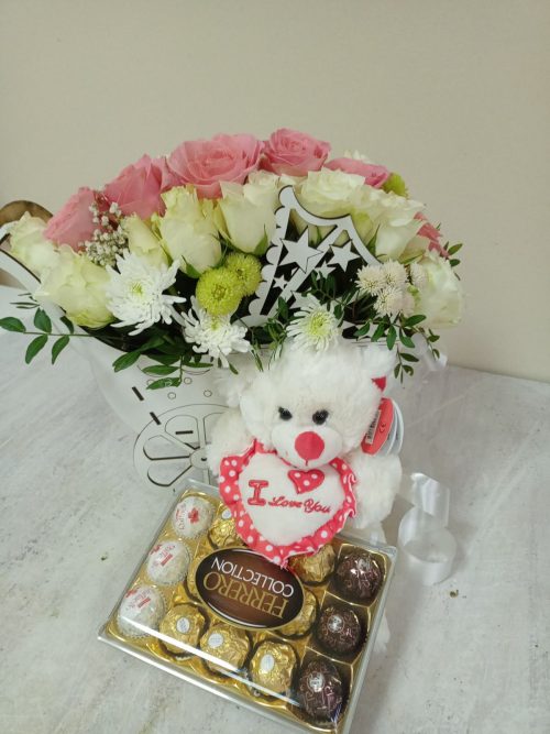 Aranžman kolica za bebe devojčice, ruže, margarete, meda, Ferrero. Aranžman br. 263
