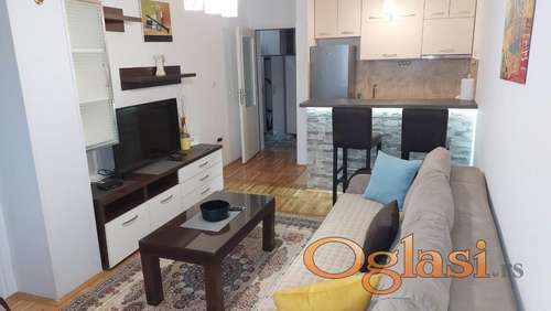 **** Apartman u centru ***