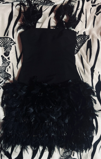   Crna haljina sa perjem