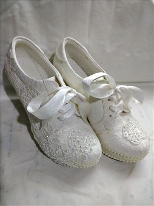 Zenske cipele bele br.37,gaziste oko 23,5 cm.