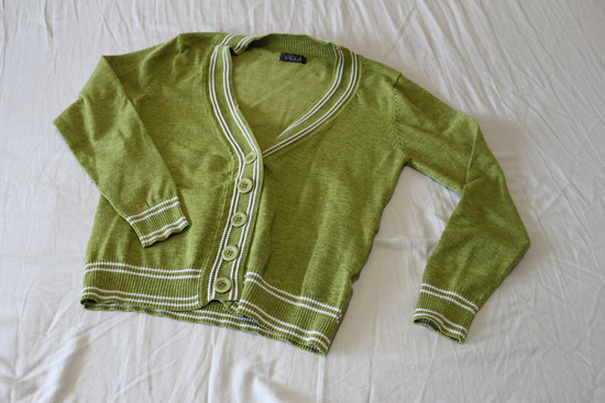 Zeleni džemper na kopčanje