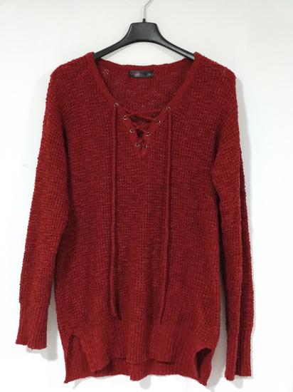 Crven džemper sa pertlicama