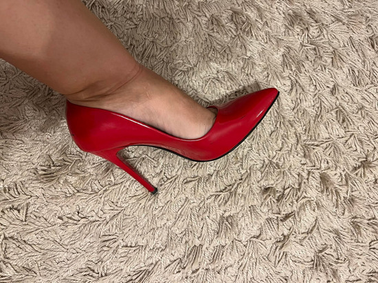 Crvene lakovane cipele jednom obuvene