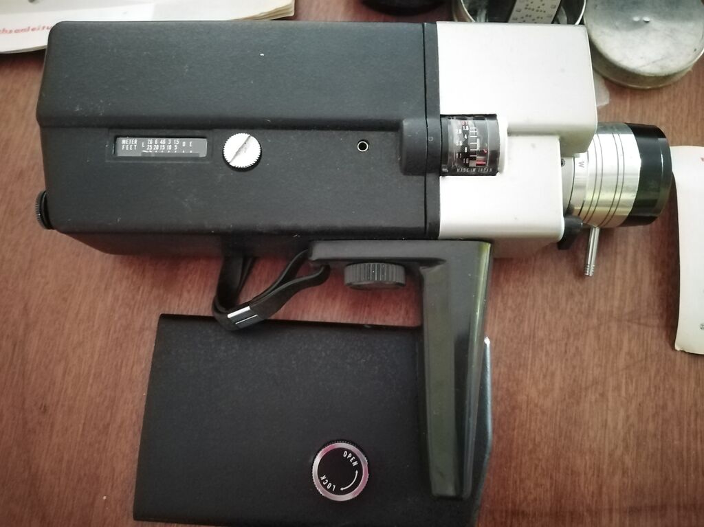 Mini ručni projektor iz osamdesetih godina prošlog veka za