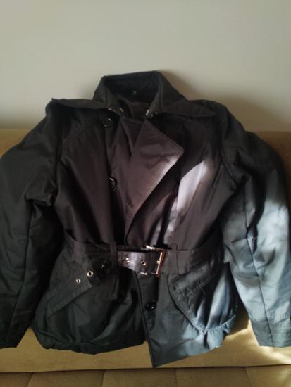 Crna kratka jakna za prelazni period
