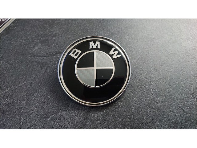 NOVO BMW KARBON CRNI znak precnik 74mm gepek