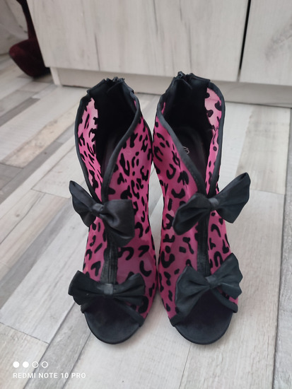 Prelepe pink-crne sandale sa masnicama