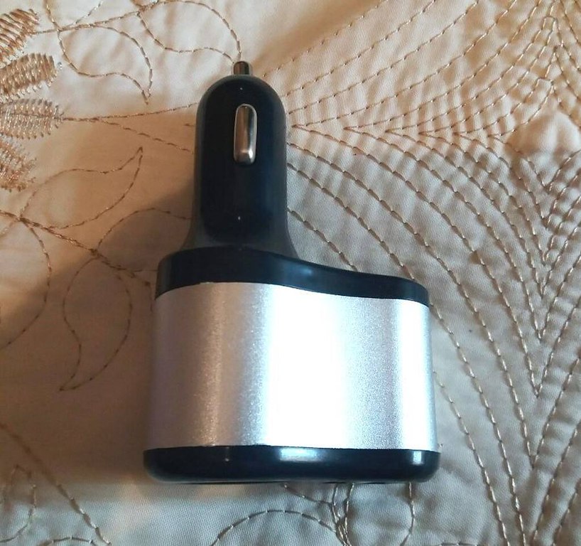 USB auto punjač sa dva USB porta 2 u 1 - Dimenzija: 9,4 x 5,8 x