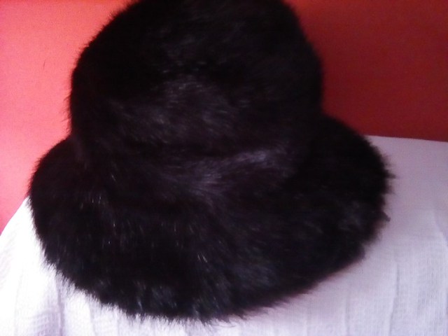 Crni zimski šešir
