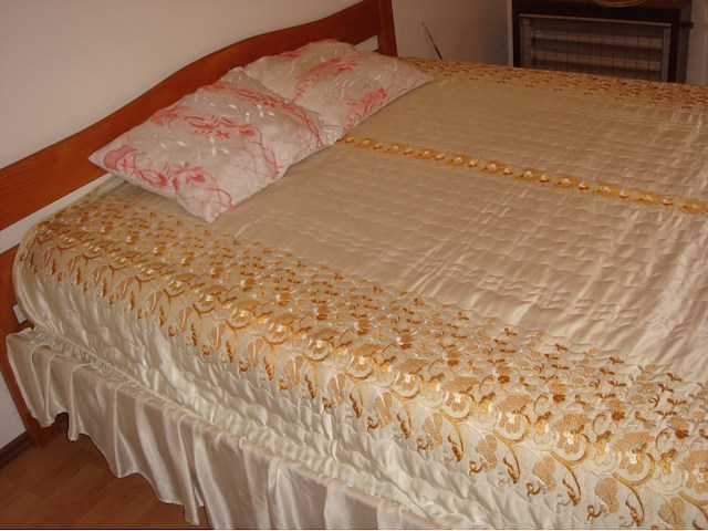 Divan prekrivač za bračni krevet sa dva mala jastuka