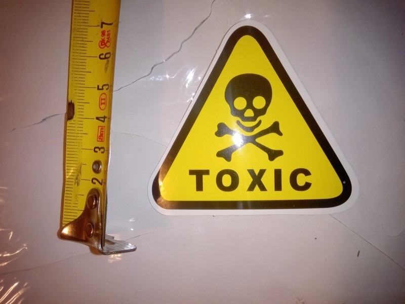 VODOOTPORNA NALEPNICA-`TOXIC`-TROUGAO 6,6cm