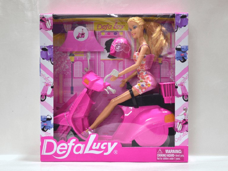 Лутка „Defa Lucy“ вози скутер