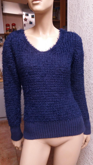 Divna nezna cupkasta teget dzemper/bluza