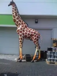 Žirafa od plastike