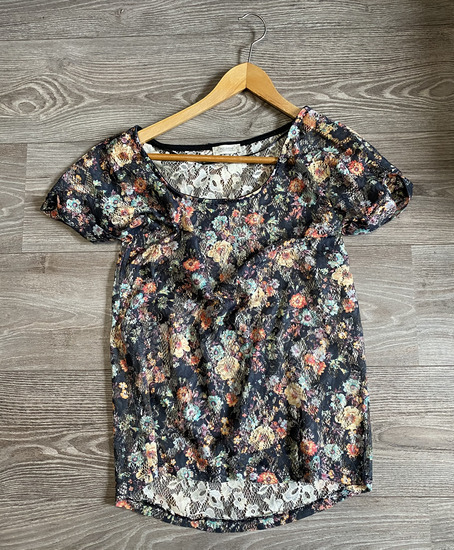 Pull and bear cipkana cvetna majica M