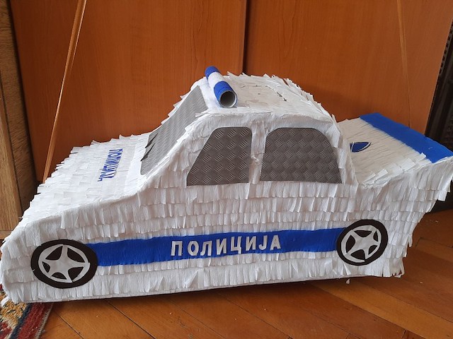 Pinjata policijski auto