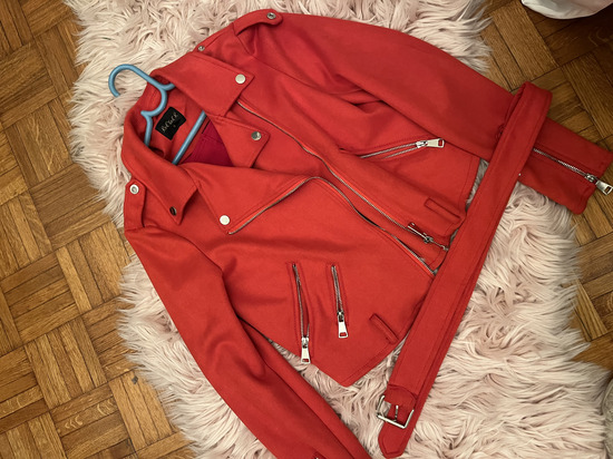 Plisana crvena jakna